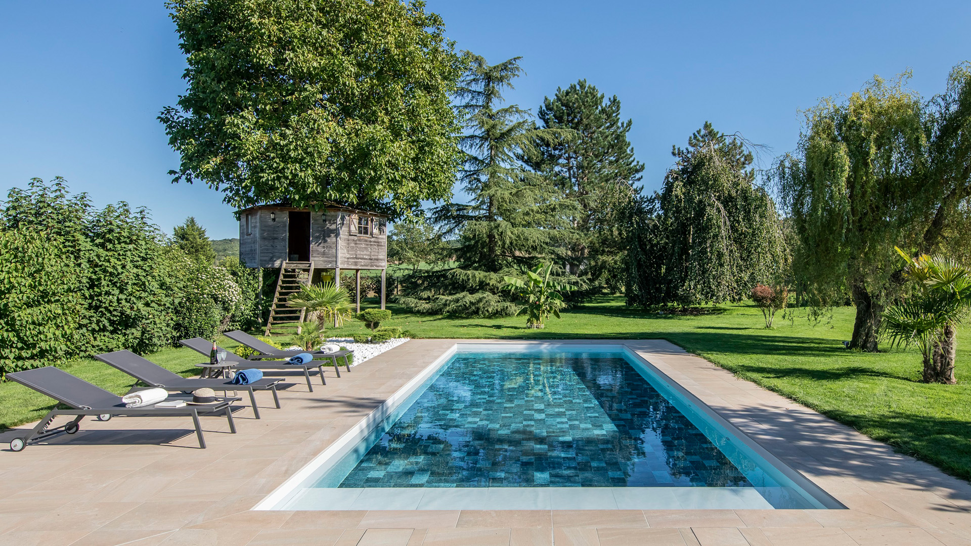 Piscine paysagée reportage : la piscine et sa cabane