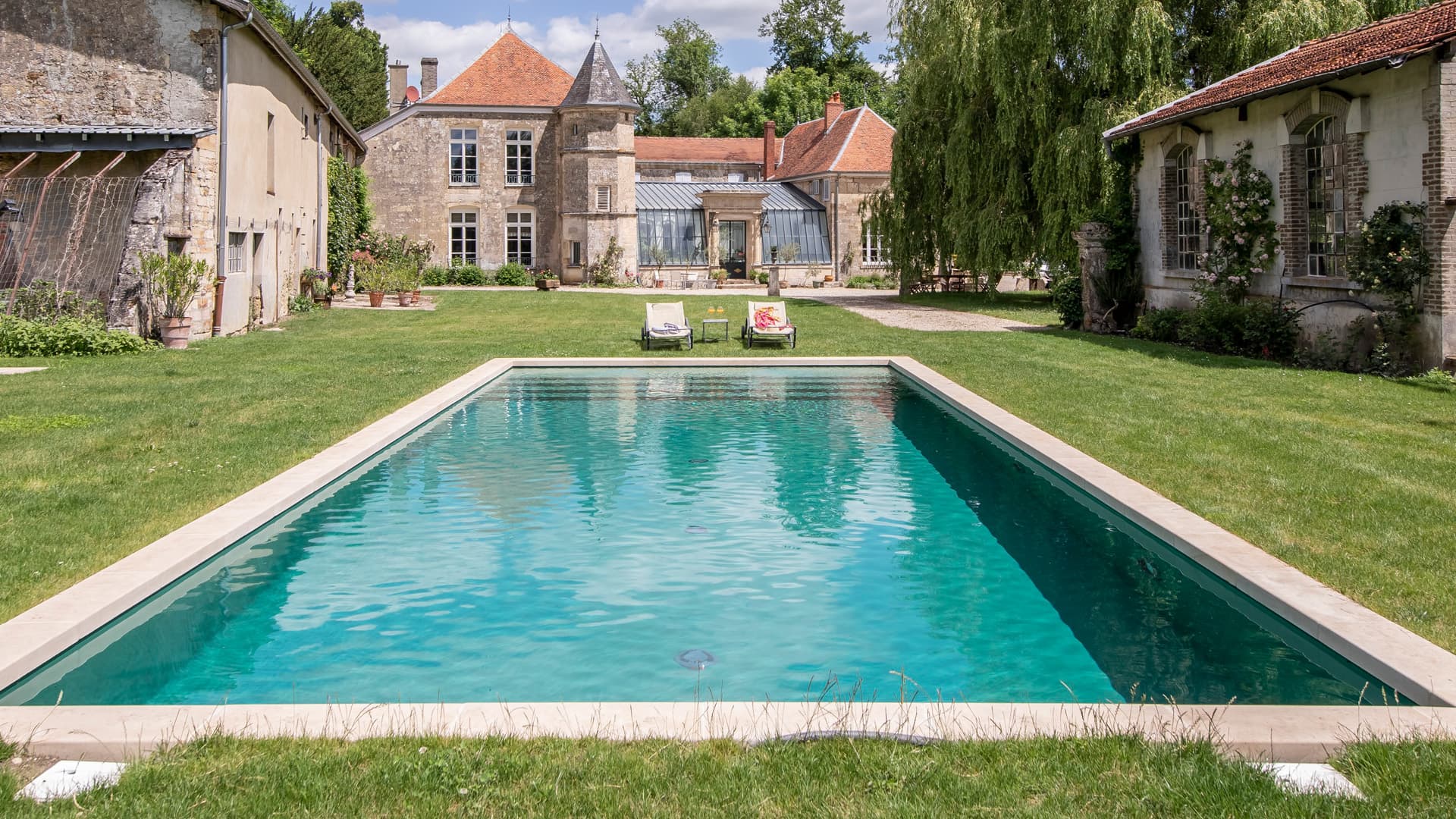 En images, une piscine traditionnelle dans son manoir